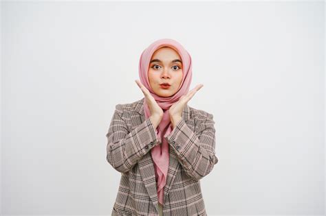 흥분한 젊은 무슬림 사업가 분홍색 히잡이 하얀 배경 위에 고립되어 서 있는 이미지 찾고 카메라 Muslim Ablution에