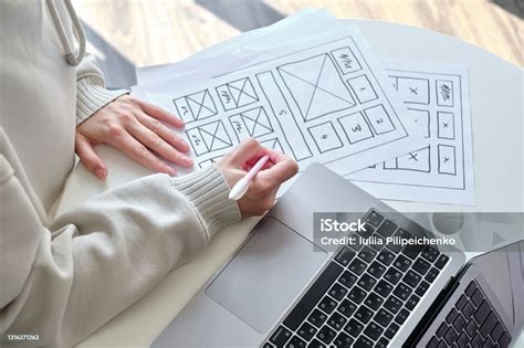 여성 디자이너는 웹 사이트 디자인 와이어 프레임을 만듭니다 스케치 프로토 타입 프레임 워크 레이아웃 미래 설계 프로젝트 Ui 및 Ux 사용자 인터페이스 사용자 경험 디자이너