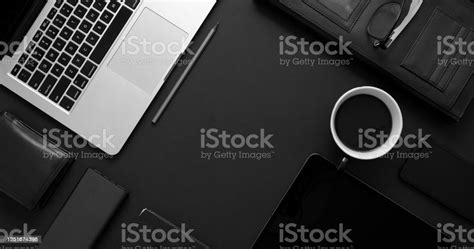 비즈니스 데스크톱 개념 검은 색 테이블 배경에 사무 용품과 가젯의 혼합 노트북에 대한 스톡 사진 및 기타 이미지 노트북 커피 마실 것 0명 Istock