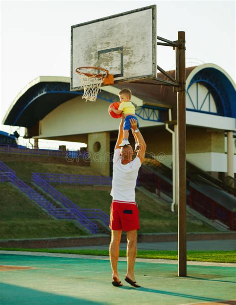 Padre E Hijo Que Juegan A Baloncesto Foto De Archivo Imagen De