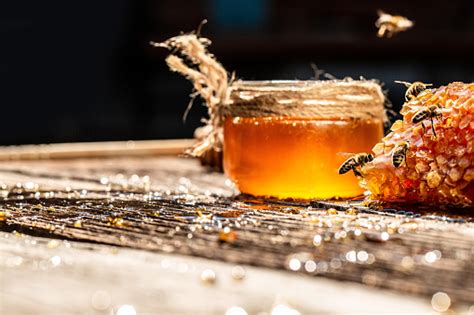 꿀의 전체 세포와 배경 벌집에 나무 테이블에 비행 꿀벌과 유리 항아리에 꿀 유기농 천연 성분 개념 배너 메뉴 조리법 텍스트 장소 0명에 대한 스톡 사진 및 기타 이미지