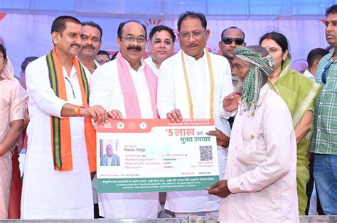 छत्तीसगढ़ बना आयुष्मान वय वंदना कार्ड में देश का अग्रणी राज्य 70 वर्ष से अधिक उम्र के 3 60 लाख