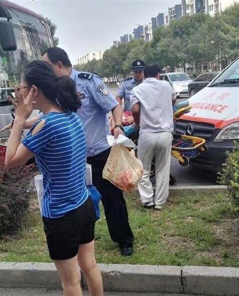 北京一男子公交车上猥亵女孩并持刀伤人 被乘客制服荔枝网新闻