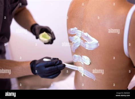 Jeune Femme Blonde Fait La Procédure De Cosmétologie Dans Le Salon De