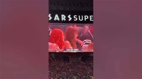테일러 스위프트가 슈퍼볼 경기장에서 관중들의 야유를 받자 그냥 웃어 넘겼다 야유하는 쓰레기들 부끄럽지 않니 Youtube