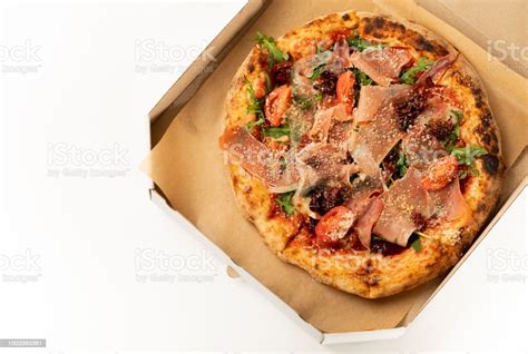 기치 흰색 배경에 상자에 담긴 맛있는 피자의 클로즈업 뜨거운 피자의 최고 전망 텍스트를 위한 복사 공간이 있습니다 그릇에 대한
