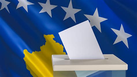 텍스트나 로고를 넣을 공간이 있는 빈 투표용지가 코소보 공화국 국기를 배경으로 투표함에 떨어집니다 선거 개념입니다 3d 렌더링 모형 0명에 대한 스톡 사진 및 기타 이미지