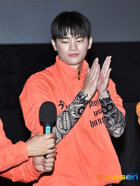 무대인사 서인국 마이크 보니 노래할까 늑대사냥 [포토엔hd] 뉴스인코리아