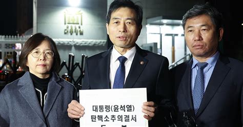 속보 윤 대통령 오늘 오후 7시 24분부터 직무정지‥탄핵의결서 전달