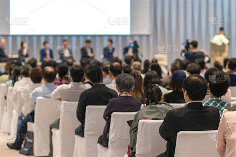 在会议大厅或研讨会上的观众后视图 其中有关于投资概念的舞台、商业和教育的演讲者