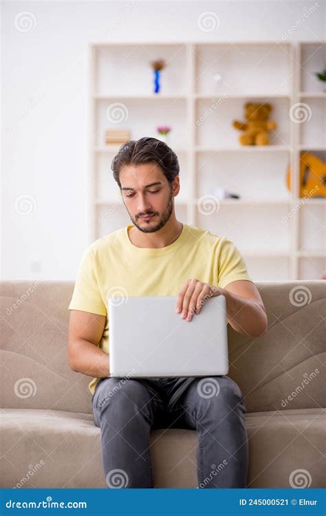 Estudiante Joven De Sexo Masculino Que Estudia En Casa Imagen De Archivo Imagen De