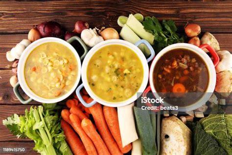 세계 각국의 요리 건강 식품의 수프 세트 국수 쇠고기 수프 골수 만두를 곁들인 국물 식탁에 건강한 채소를 곁들인 모든 수프 고기에 대한 스톡 사진 및 기타 이미지 Istock