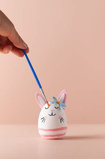 토끼의 형태로 부활절 달걀 아이들과 함께 Diy 부활절 공예의 아이디어 행복한 부활절 4월에 대한 스톡 사진 및 기타 이미지