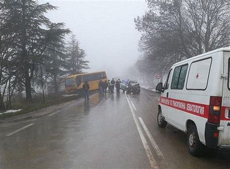 Трагедия Двама загинаха при жестока катастрофа с училищен автобус снимки