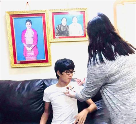 သမီးလေးရဲ့မွေးနေ့မှာ မိသားစုနဲ့အတူညစာစားပြီး မွေးနေ့ကိတ်လေးကို မိခင်မေတ္တာအပြည့်နဲ့ကိုယ်တိုင်ပြင