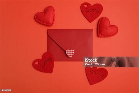빨간 배경에 빨간 봉투와 사랑의 편지와 하트를 닫습니다 발렌타인 데이 축하 0명에 대한 스톡 사진 및 기타 이미지 0명 2월 공휴일 Istock