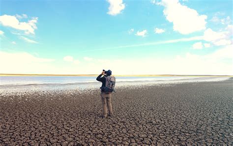 일몰 에 자연 호수와 함께 사진을 찍는 여행 사진 작가 카메라 경관에 대한 스톡 사진 및 기타 이미지 경관 관광 관광객 Istock