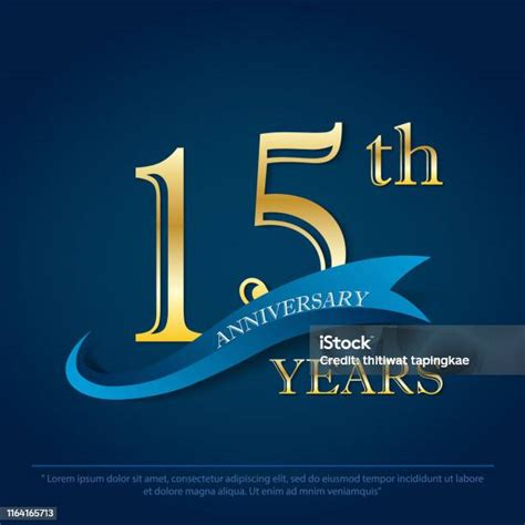 15 주년 기념 헝겊 어두운 파란색 배경에 파란색 리본 축하 인사말 및 초대 카드를위한 벡터 일러스트 템플릿 디자인이있는 우아한 황금 기념일 로고 15에 대한 스톡 벡터