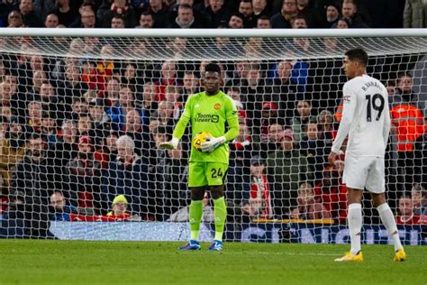 Manchester United Star In Bbcs Totw But Garth Crooks Still Doesnt