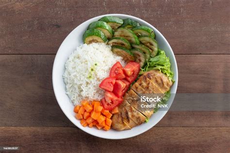 건강에 좋은 음식 구운 닭고기에는 나무 테이블에 접시에 쌀 호박 당근 토마토가 있습니다 0명에 대한 스톡 사진 및 기타 이미지