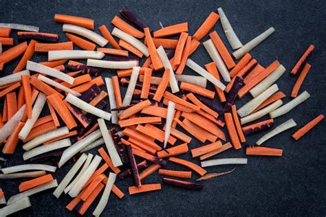 어두운 배경에 잘게 잘린 신선한 색의 당근 조각이 흩어져 있습니다 음식 배경 0명에 대한 스톡 사진 및 기타 이미지 0명 개체 그룹 건강한 식생활 Istock