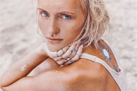 Sch Nes Junges Mode Modell Auf Dem Strand Nahes Hohes Portr T Von Boho