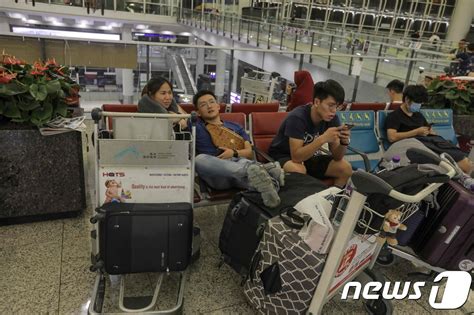 홍콩 국제공항 하루만에 열렸다시위대는 또 농성 예고종합 뉴스1
