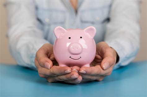 파란색 배경에 손에 돼지 저금통 텍스트 공간 금융 돈을 절약 은퇴 개념에 대한 성공과 저축을 위한 비즈니스 경제에 대한 스톡