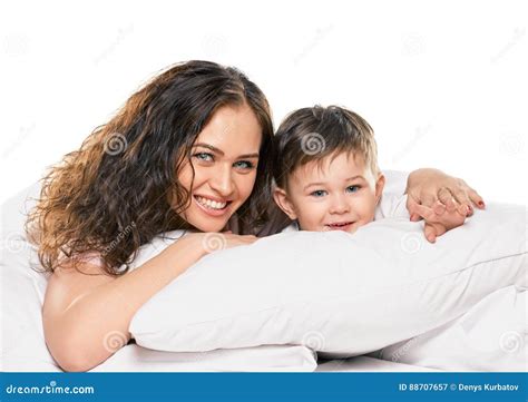 Mamma Con Il Figlio A Letto Immagine Stock Immagine Di Abbracci Bellezza