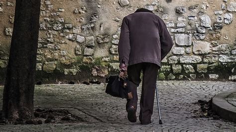 Une Vie De Privations Pour Deux Millions De Personnes âgées Sous Le