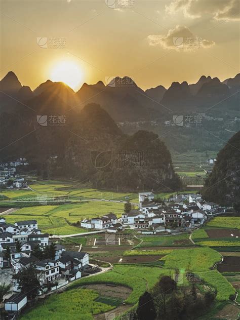 中国 贵州省 石灰石 喀斯特 梯田 自然公园 山顶 山谷 垂直画幅 天空素材 花瓣网