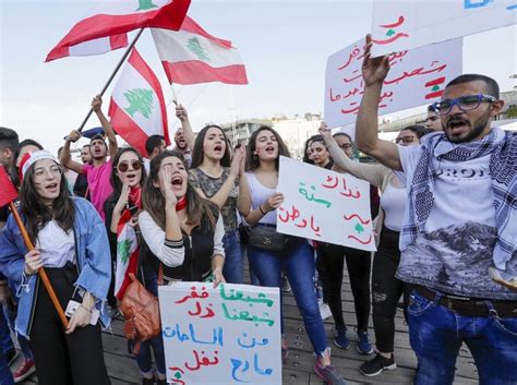 متظاهرون في بيروت يغلقون طرقاً رئيسية احتجاجاً على تدهور الأوضاع