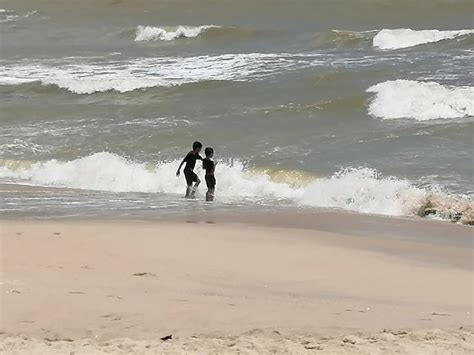 直落尖不辣海滩风浪大 竖红旗禁戏水 地方 关注东海岸