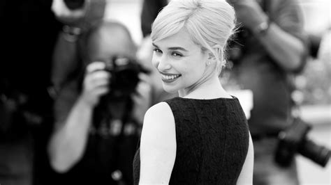 Emilia Clarke debuta en los cómics con una heroína que gana poder con su menstruación LatinUS