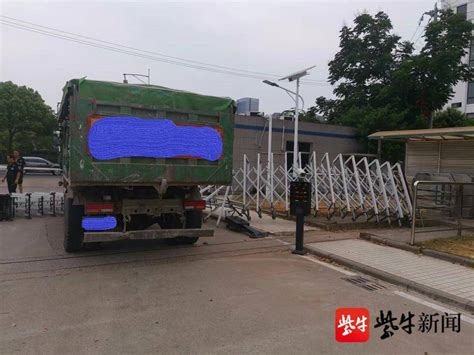 司机误将油门当刹车，货车一头撞倒工厂移门伸缩江宁开发区大意