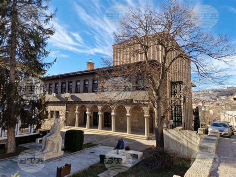 Д р Иван Александров поема ръководството на Регионалната библиотека във Велико Търново Утро