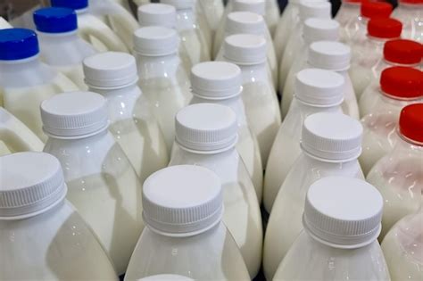 Garrafas Com Tampas De Plástico Vista Superior Tampas Nas Cores Da