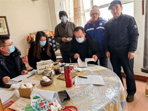 乌兰花镇巨巾号村委会：暖心小分队送药上门，让辖区老人有“医”靠服务人员村民
