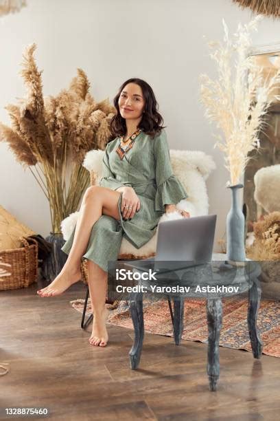 Mature Cantik Wanita Berambut Gelap Dalam Pakaian Etnis Dukun Dalam