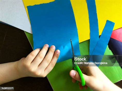 아이가 색종이를 자르고 있습니다 가위와 색종이가있는 아이들의 손 휴가 중 어린이 게임과 창의력 정밀한 운동 능력의 발달 2022년에 대한 스톡 사진 및 기타 이미지 Istock