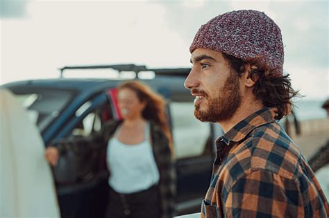 두 명의 서퍼가 차에서 서핑 보드를 가져 와서 파도를 타기 위해 해변으로 향합니다 여름에 대한 스톡 사진 및 기타 이미지 여름 차 2명 Istock