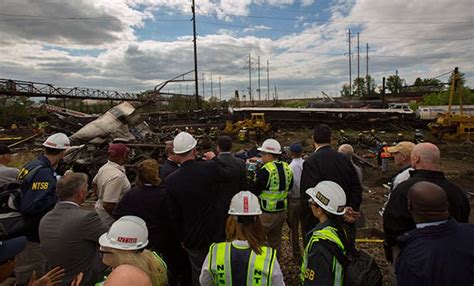 Photos Amtrak Train Crashes Near Philadelphia Abc7 Los Angeles
