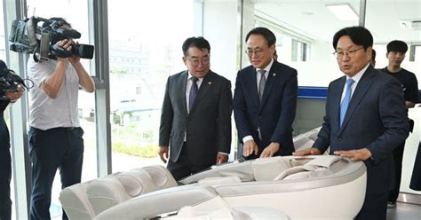 트라우마치유센터 시설 살피는 내빈들