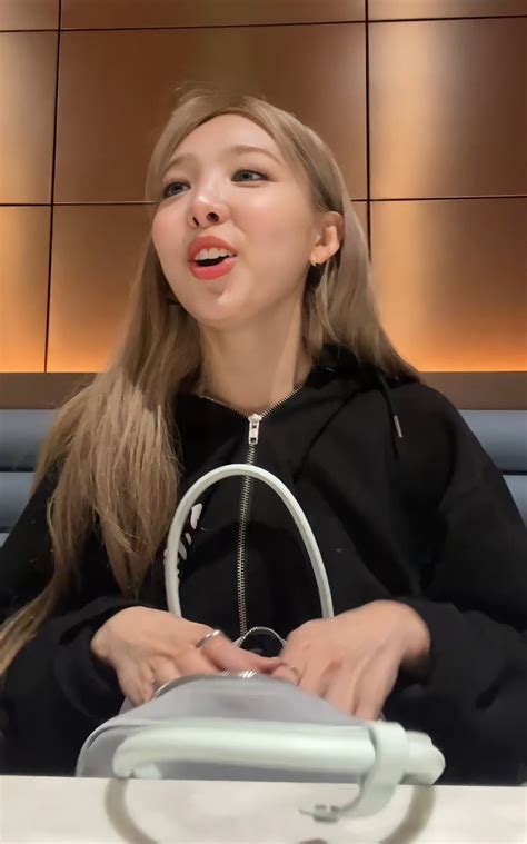 ปักพินโดย Sakhumzi Thozamile ใน Nayeon┇나연