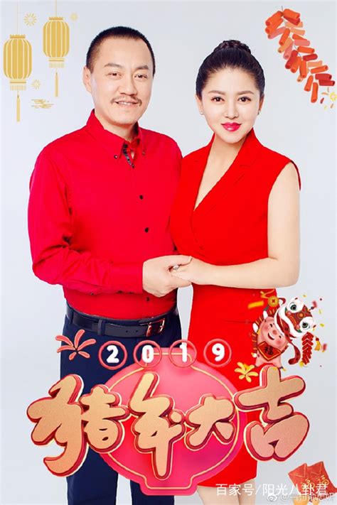 49岁雪村拍新春写真，小13岁妻子美回当年，女儿颜值超高百科ta说