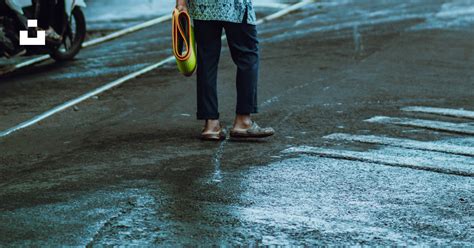 파란색과 흰색 격자 무늬 셔츠와 검은 바지를 입은 남자가 낮 동안 보도를 걷고 있다 사진 Unsplash의 무료 말랑 이미지