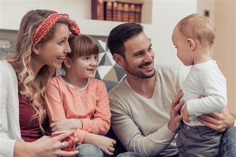 Familia Feliz Divirtiéndose En Casa Foto Premium