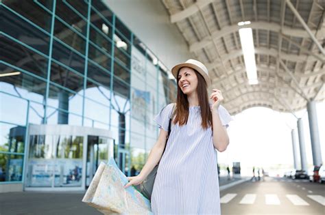 젊은 웃음 여행자 관광 여자 국제 공항에서 종이 지도 들고 가벼운 옷에 여성 승객 주말도 주에 여행을 해외 여행 항공 여행 여행 개념 비행 건축에 대한 스톡 사진 및 기타