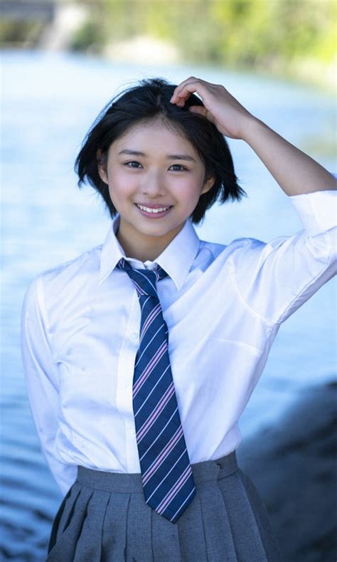 Tiktokで話題の現役女子高生・桑島海空18、ちょっぴり日焼けしたヘルシーボディをビキニ姿で見せてるww エロチカ