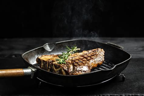 검은 색에 프라이밍 그릴 팬에 쇠고기 스테이크를 요리 음식 조리법 배경 T뼈 또는 숙성 와규 포터 하우스 구운 쇠고기 스테이크